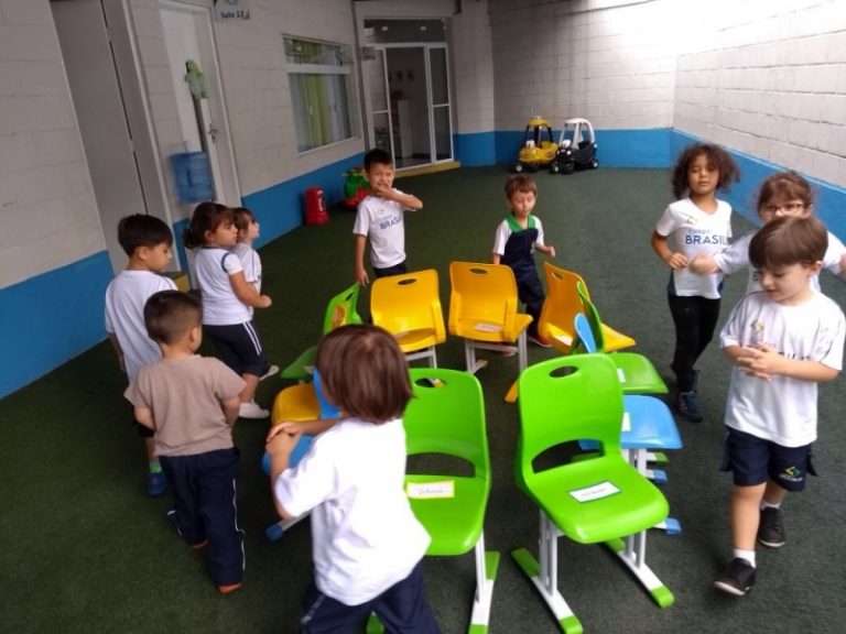 Dança das cadeiras desenvolve habilidades motoras – Colégio Brasilis Dança das cadeiras desenvolve habilidades motoras – Colégio Brasilis